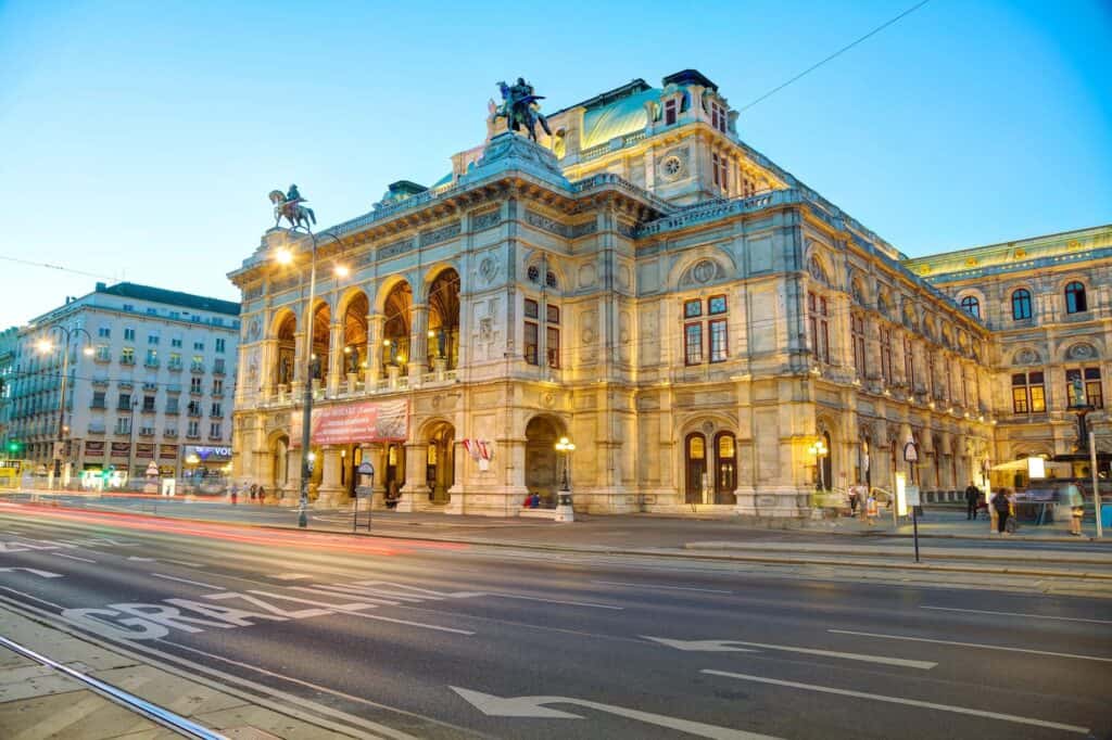 Weense Staatsopera bezoeken • tickets, staanplaatsen & rondleiding